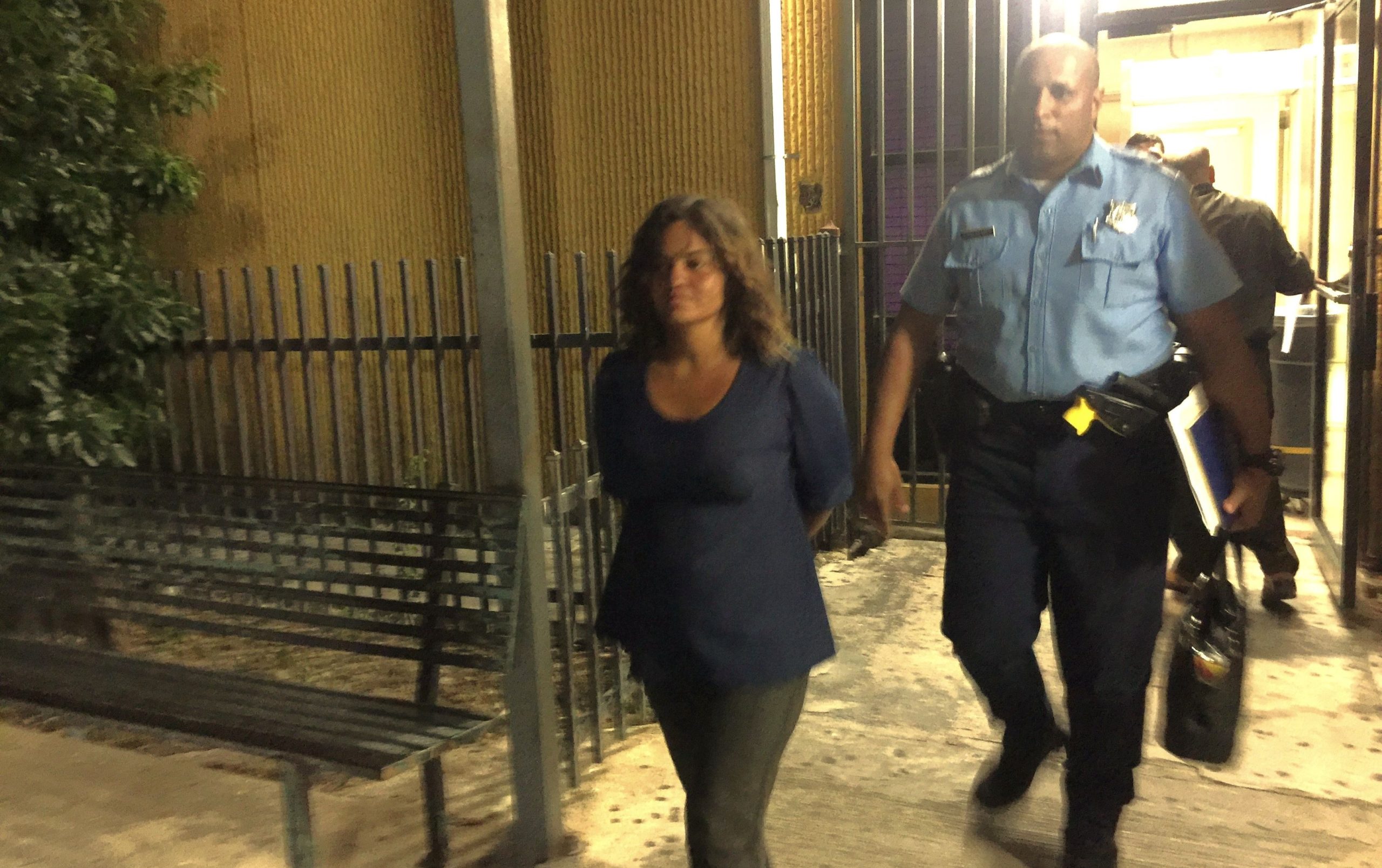 Mujer que rompió cuadro con foto de Ricardo Rosselló fue encontrada muerta