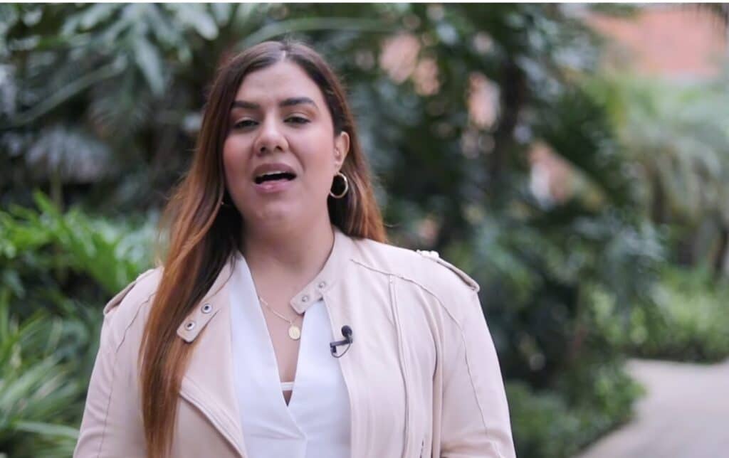 Fundación Con Cora de Karol G becará a mujeres universitarias