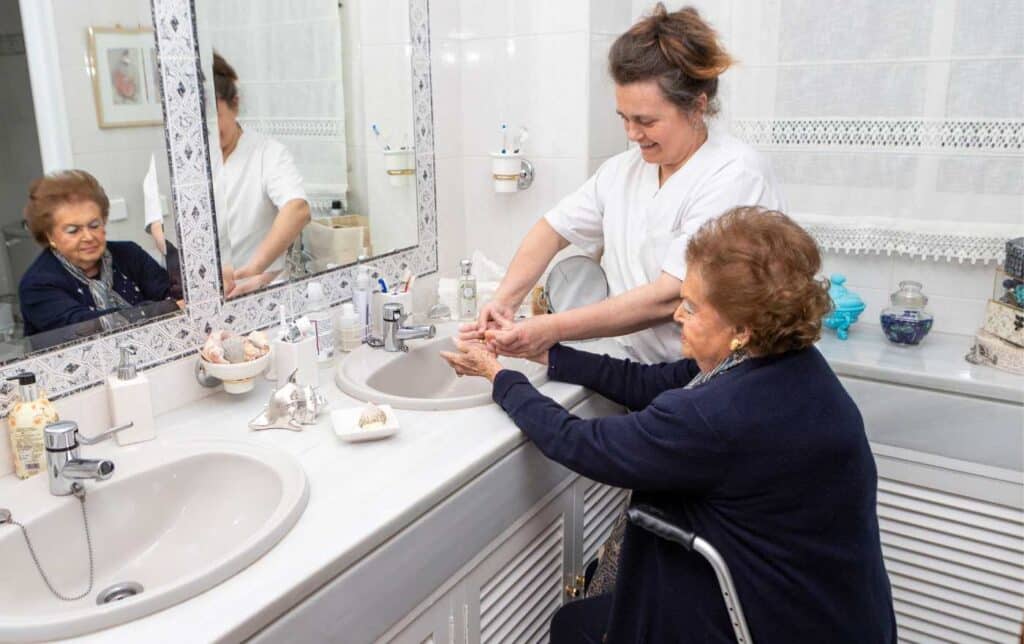 Familia distribuye fondos para programas de amas de llaves en municipios