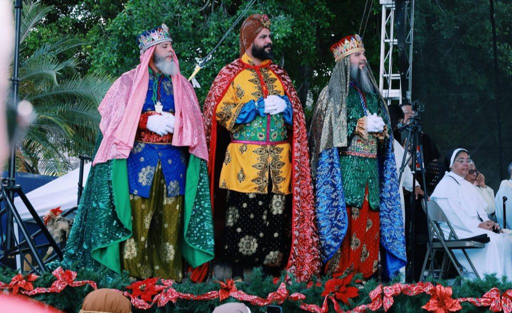 Miles de personas celebran el Día de Reyes en Juana Díaz